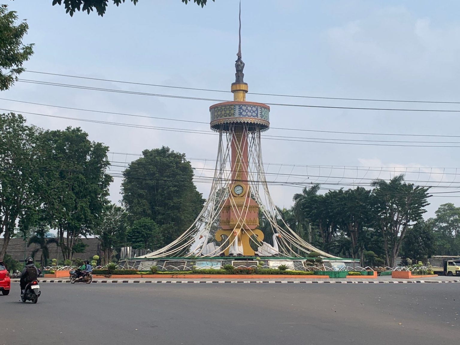 Lokasi dan Sejarah Tugu Keris Siginjai Jambi - BAMS